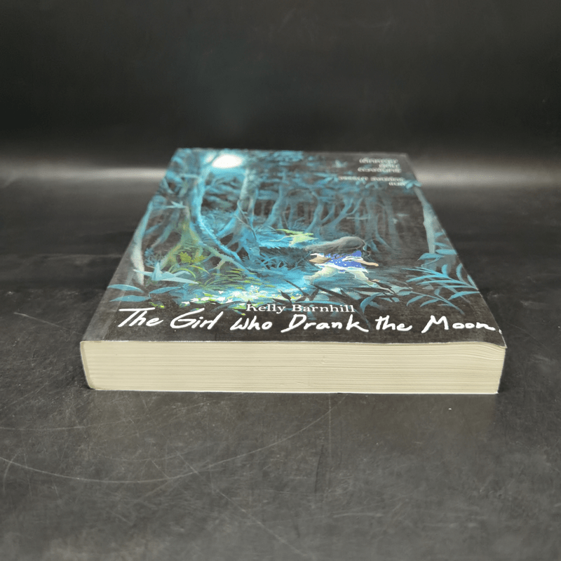หนังสือ เด็กหญิงผู้ดื่มดวงจันทร์ The Girl Who Drank The Moon - เคลลี่ ...